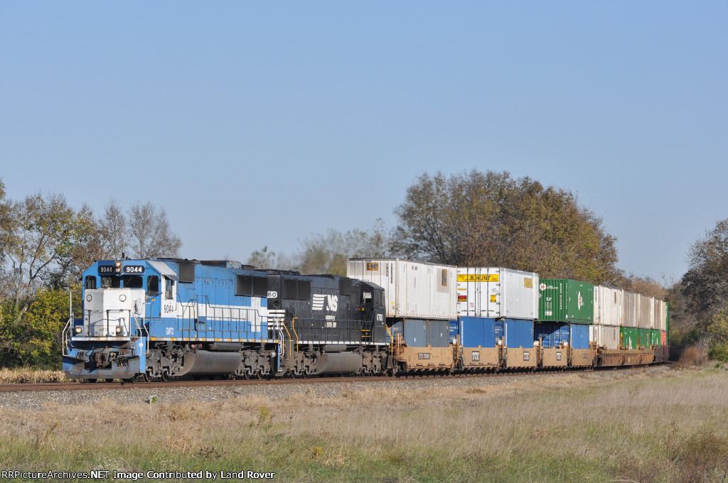 GMTX 9044 & NS 6760 On NS 295 Eastbound